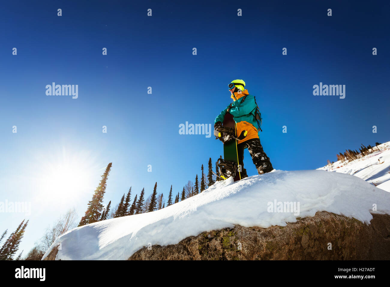 Snowboarder back view hi-res stock photography and images - Alamy