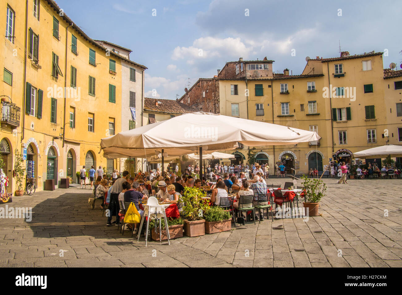 Piazza "Anfiteatro Romano", Lucca, Tuscany, Italy Stock Photo - Alamy
