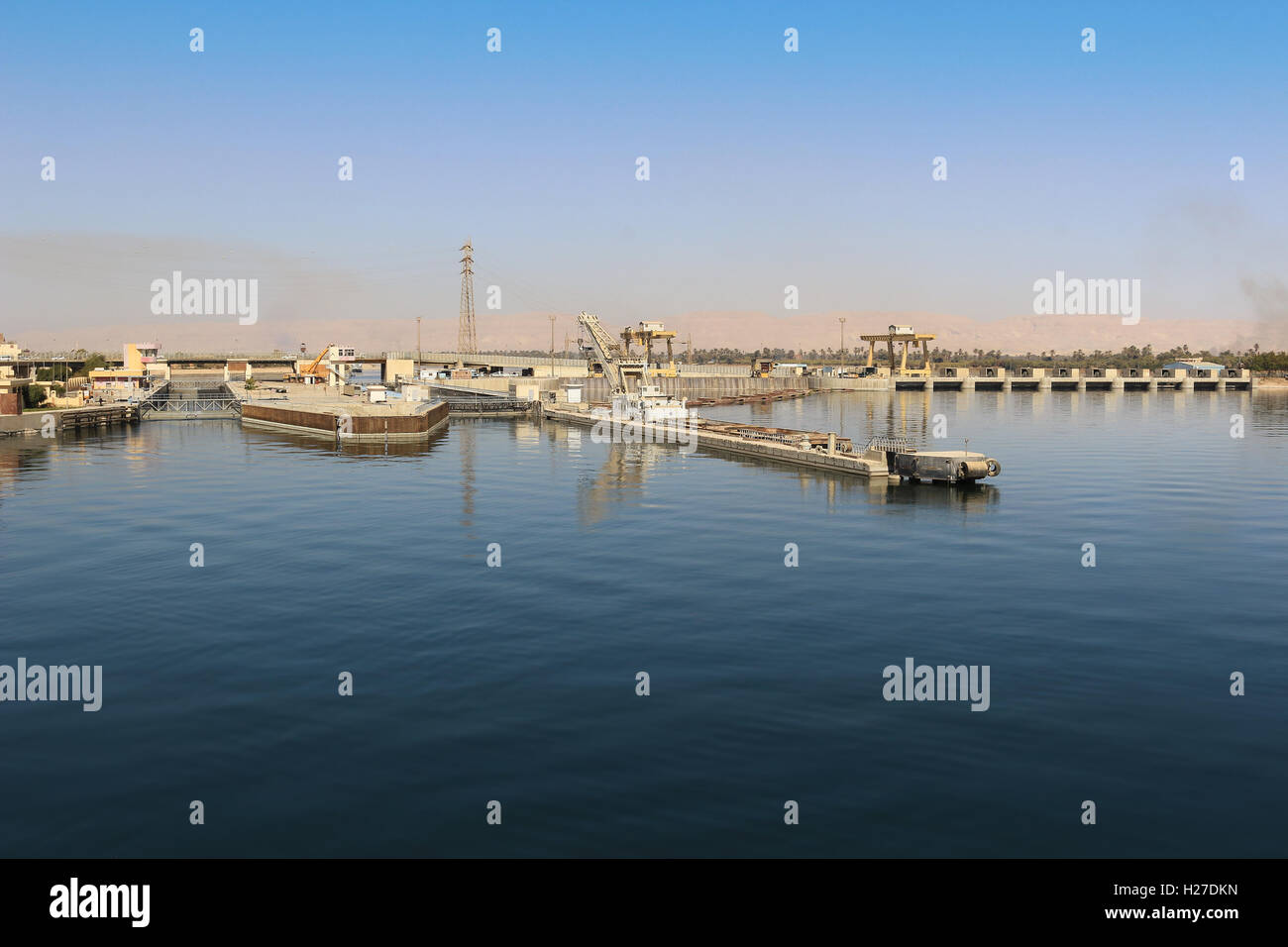 Lowering the water level hi-res stock photography and images - Alamy