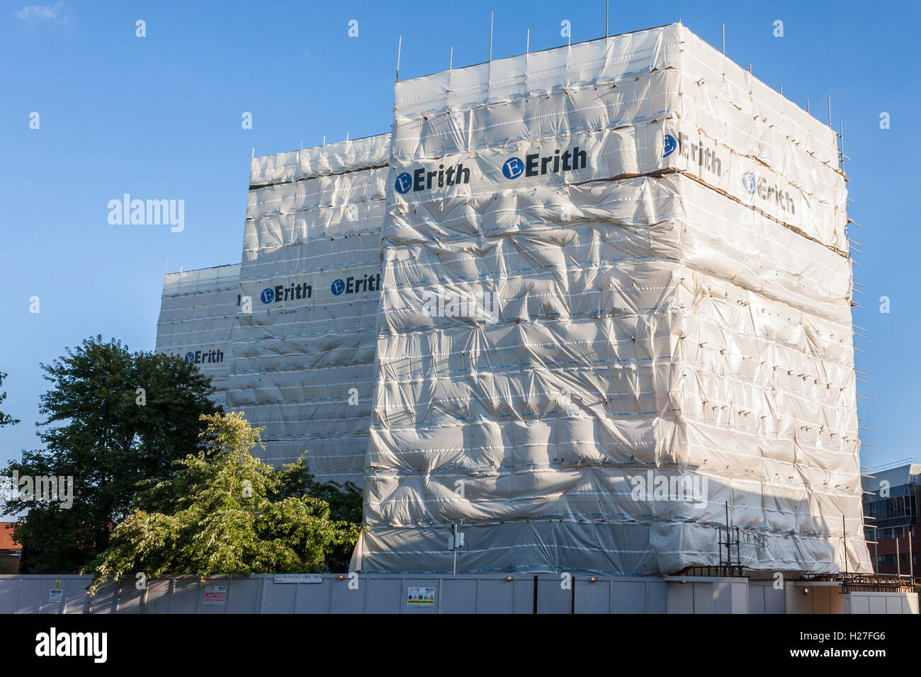 Scaffold sheeting hi-res stock photography and images - Alamy