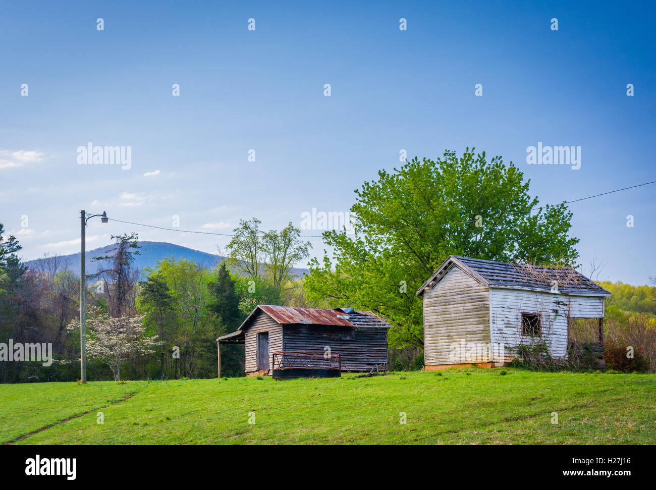Rural mountains and buildings hi-res stock photography and images - Alamy