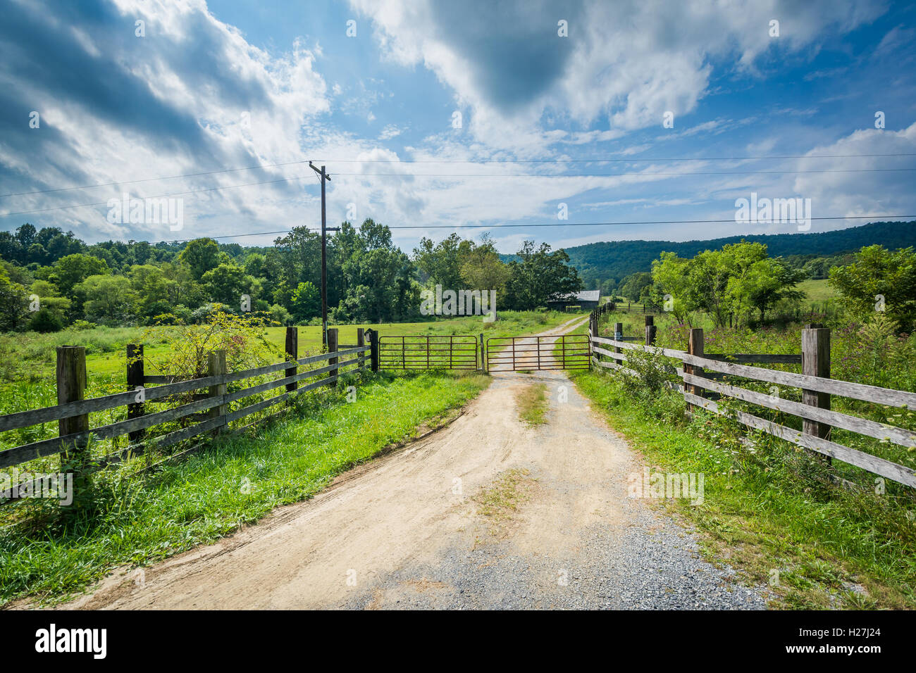 Dirt road in the rural Shenandoah Valley, Virginia Stock Photo - Alamy