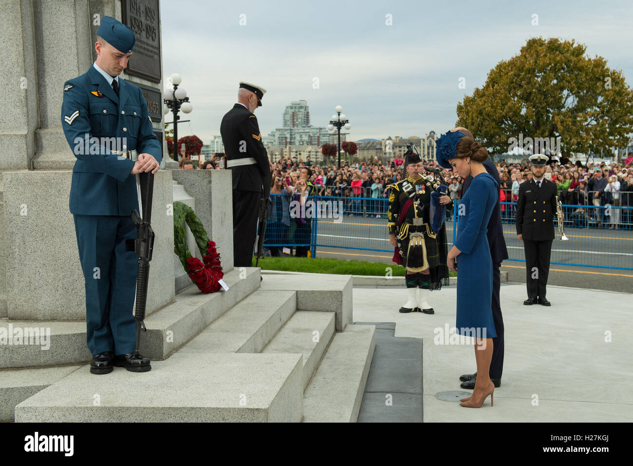 Prince william during a ceremony at the cenotaph hi-res stock ...