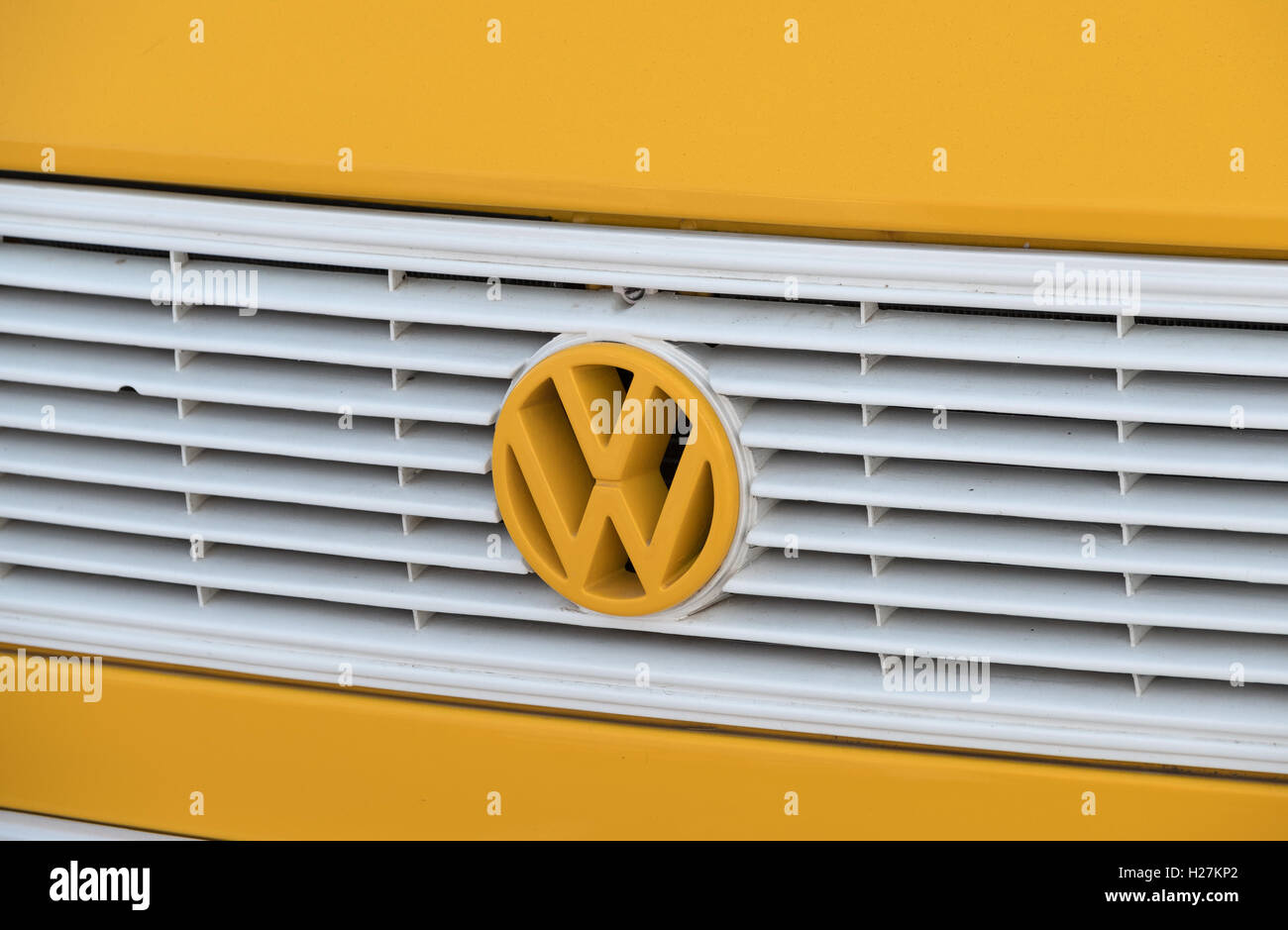 Vw bus front yellow hi-res stock photography and images - Alamy