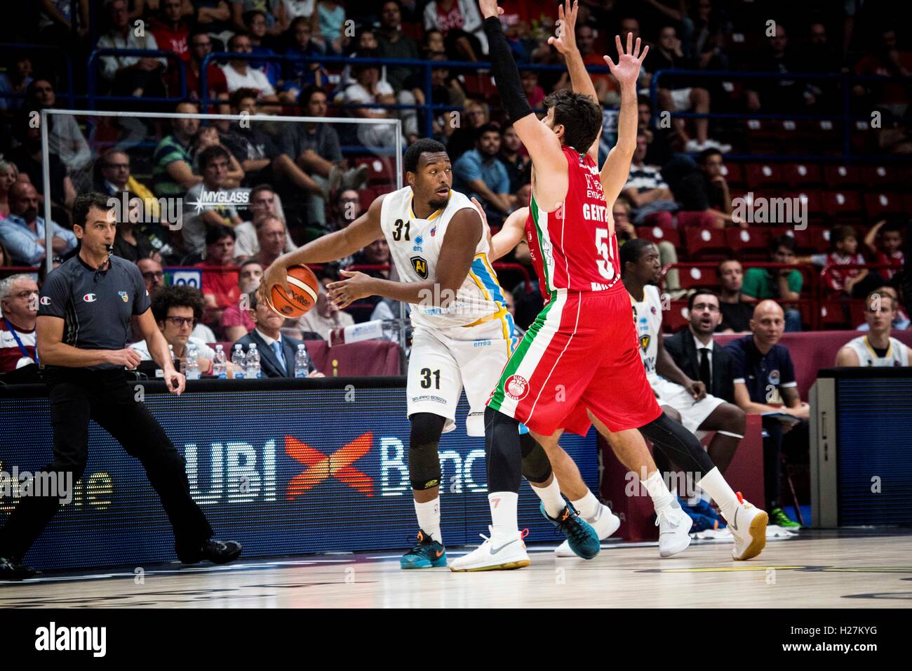 Milano, Italy. 24th Sep, 2016. Elston Turner (Vanoli Cremona) looks for ...
