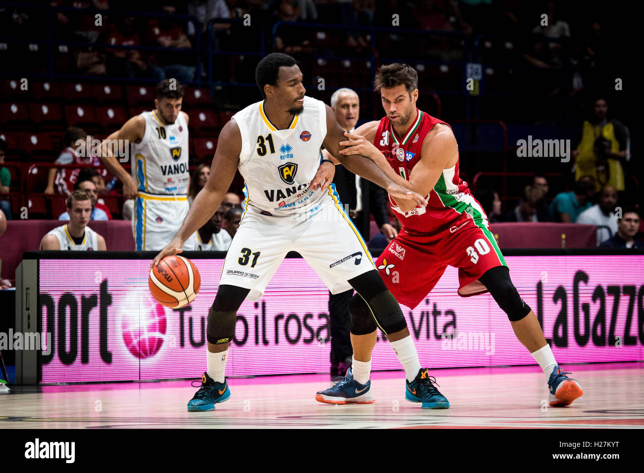 Milano, Italy. 24th Sep, 2016. Elston Turner (Vanoli Cremona) looks for ...