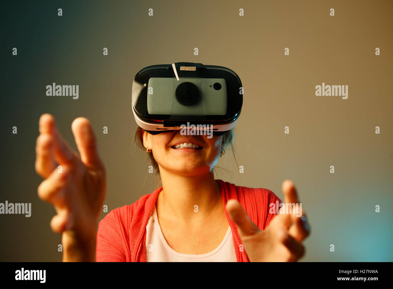 Girl looking hi hi-res stock photography and images - Alamy