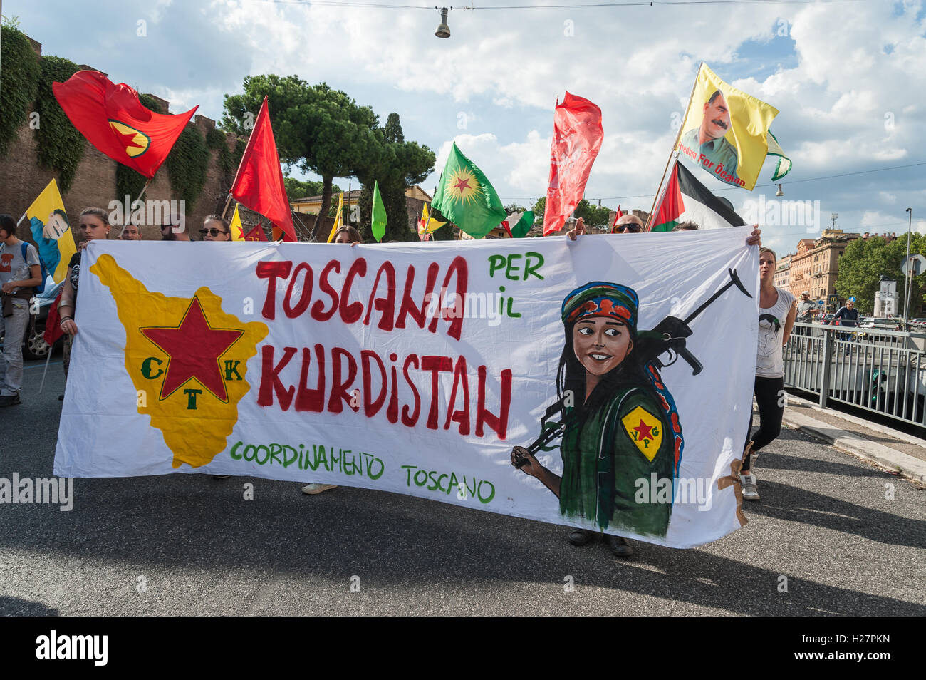Thousands of people demonstrate in Rome in favor of the Kurdish people ...