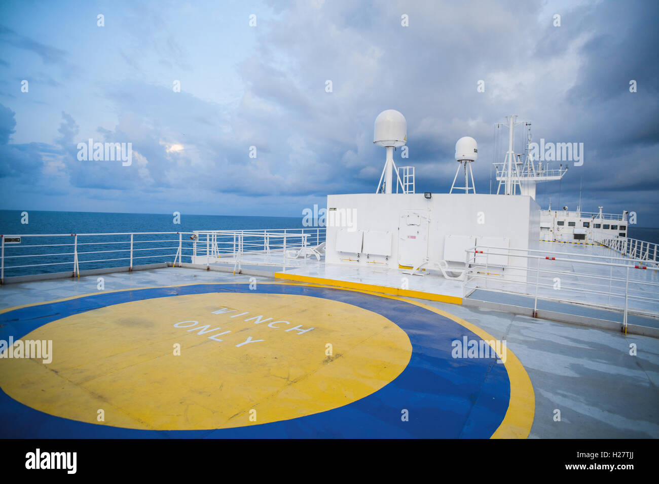 Helicopter landing on a ship hi-res stock photography and images - Alamy