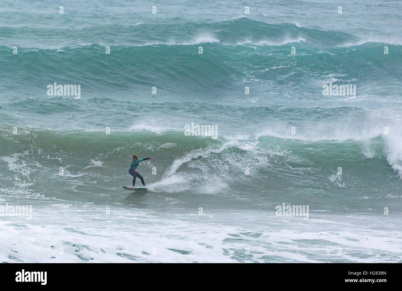 Surfing cornwall wave hi-res stock photography and images - Alamy