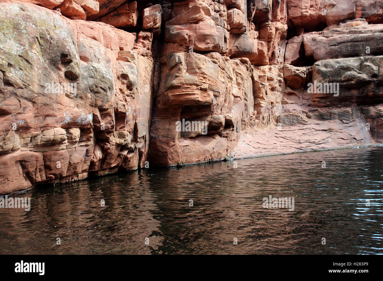 Water against rock hi-res stock photography and images - Alamy