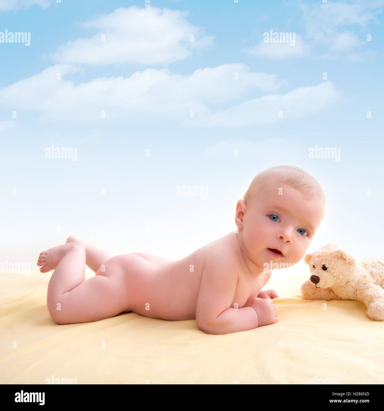 Bond little baby blue eyes lying down smiling Stock Photo - Alamy