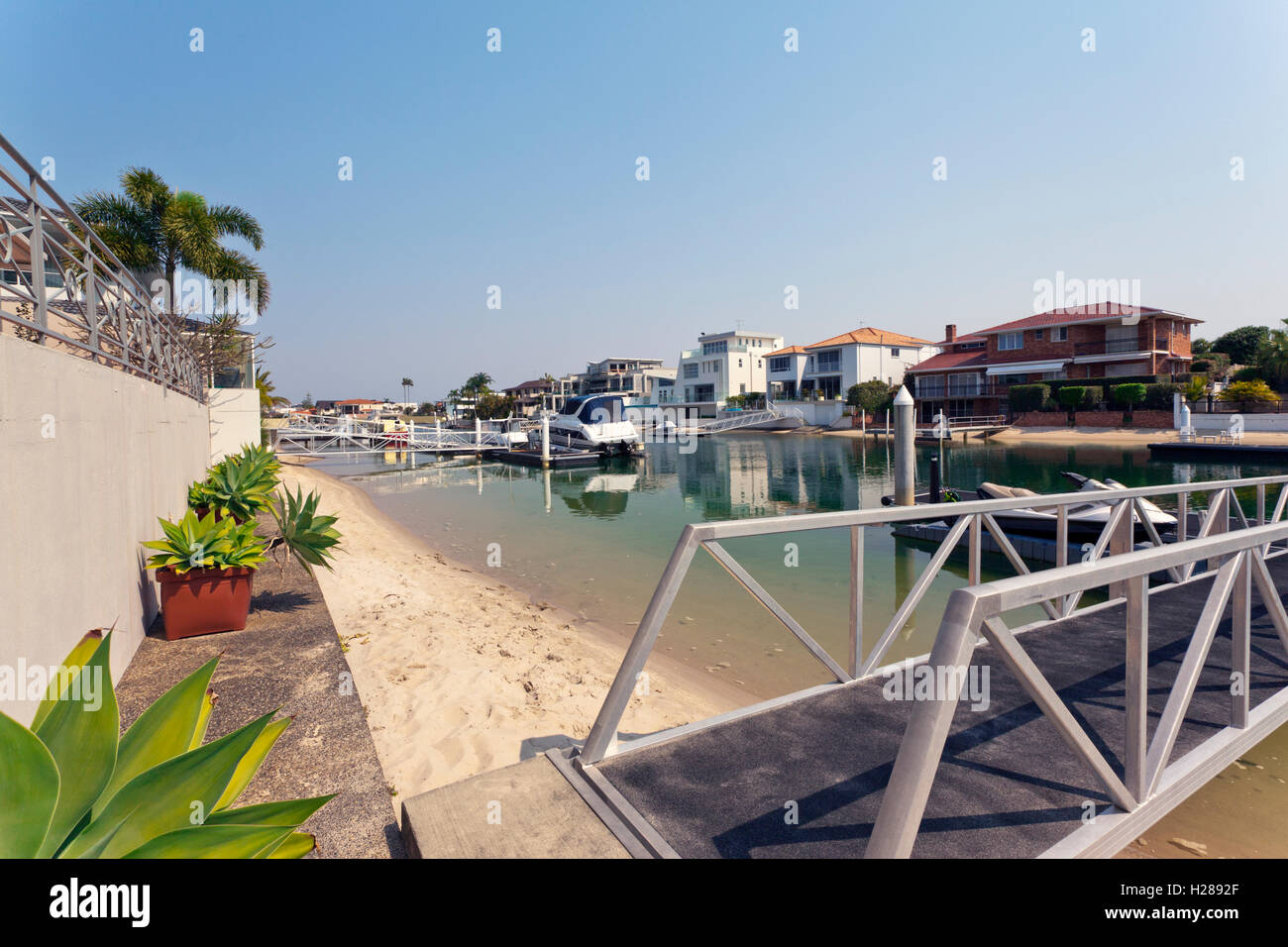 lake and pier behind modern australian mansion Stock Photo - Alamy