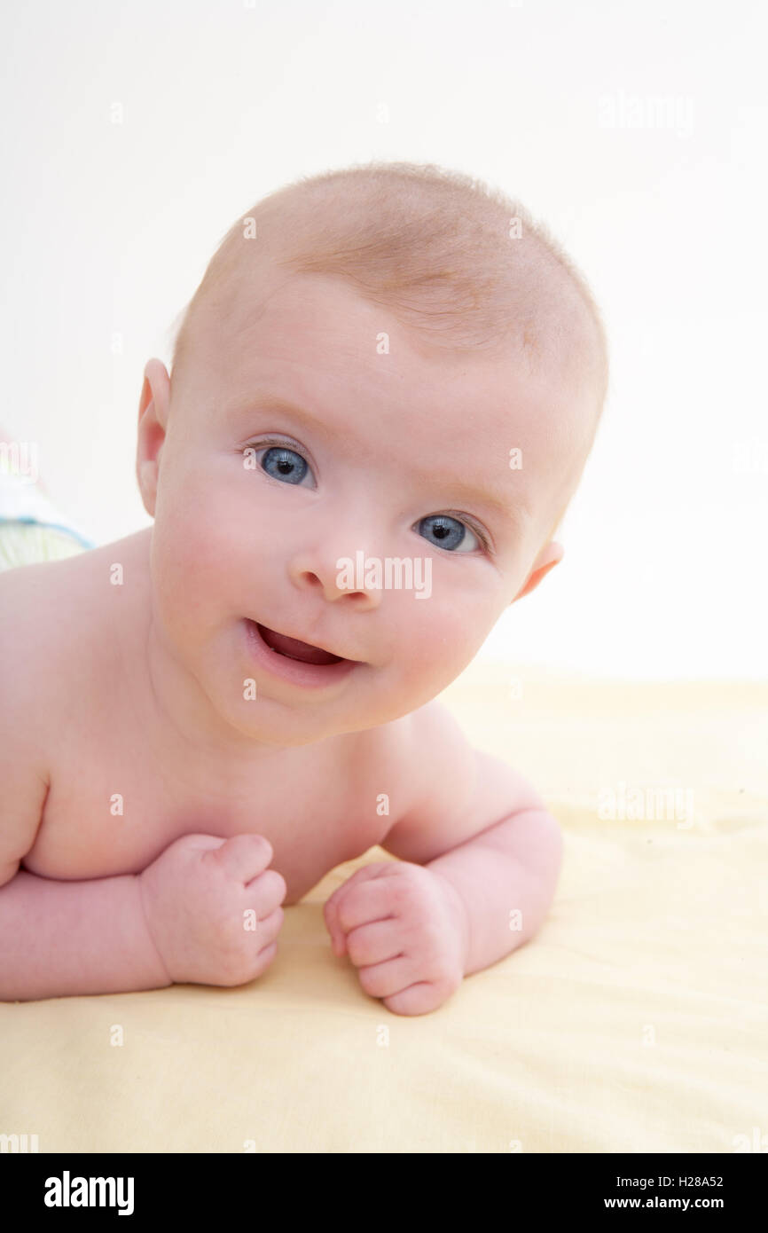 Bond little baby blue eyes lying down smiling Stock Photo - Alamy
