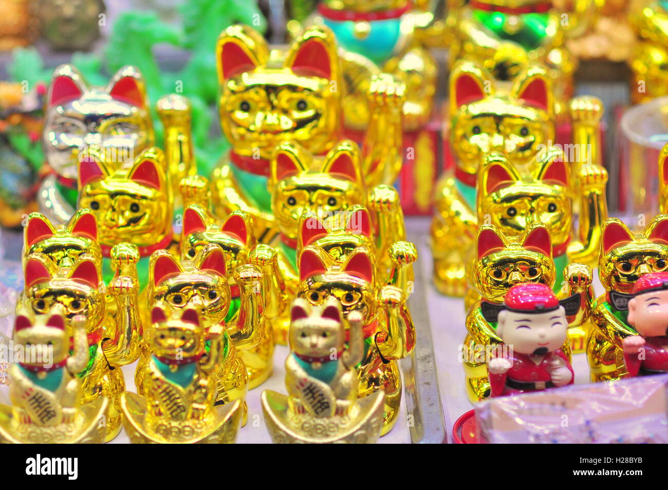 Gold cat sculpture isolated hi-res stock photography and images - Alamy