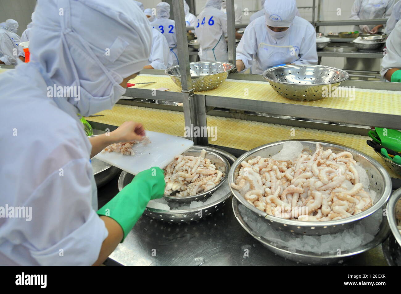 Fish cutting factory hi-res stock photography and images - Alamy