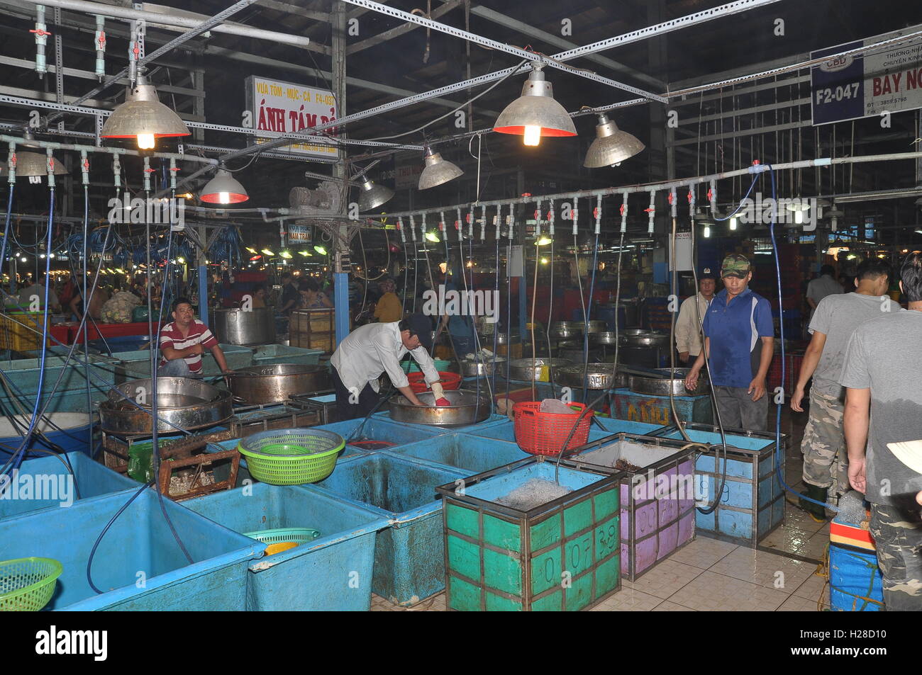 Vietnamese seafood tanks hi-res stock photography and images - Alamy