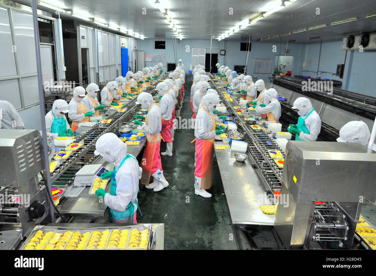 Frozen food production line workers hi-res stock photography and images ...
