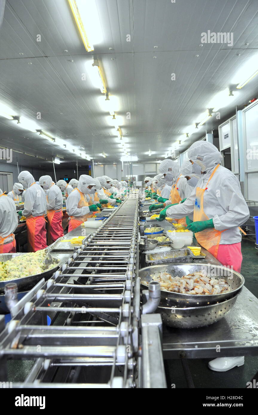 Frozen food production line workers hi-res stock photography and images ...