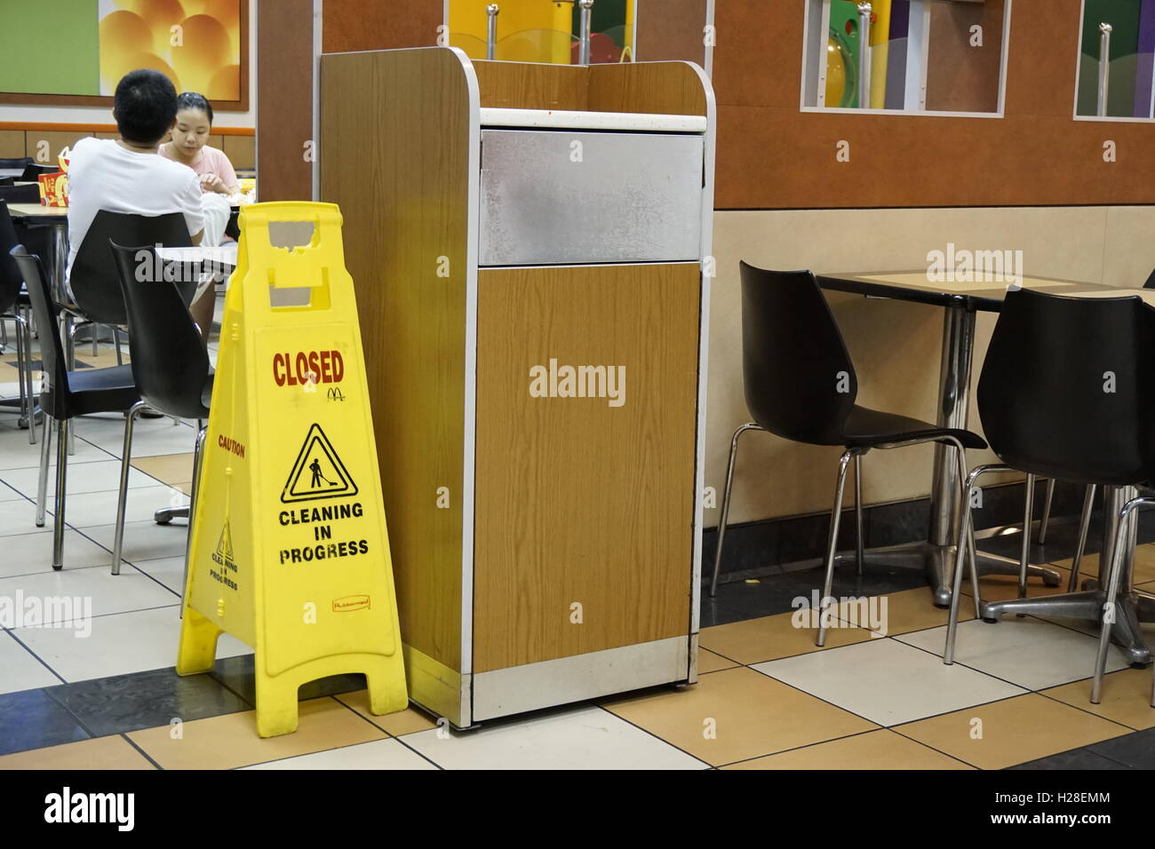 cleaning in progress signboard at fast food restaurant Stock Photo - Alamy