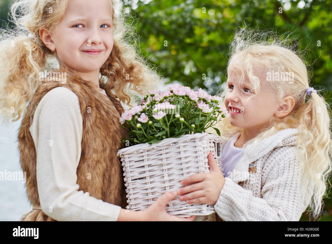 Girl gardening hi-res stock photography and images - Alamy