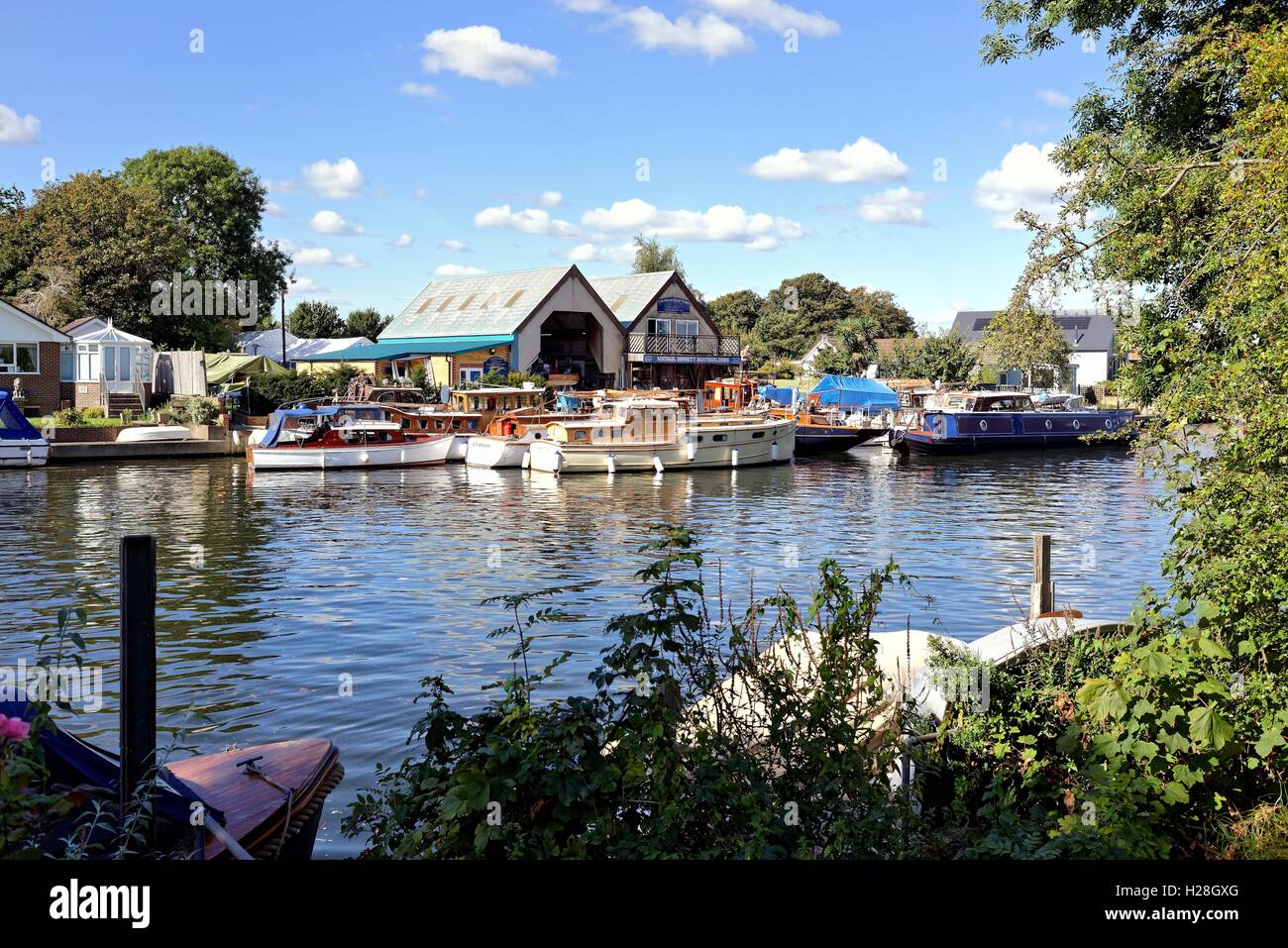 Boatyard on river laleham surrrey hi-res stock photography and images ...