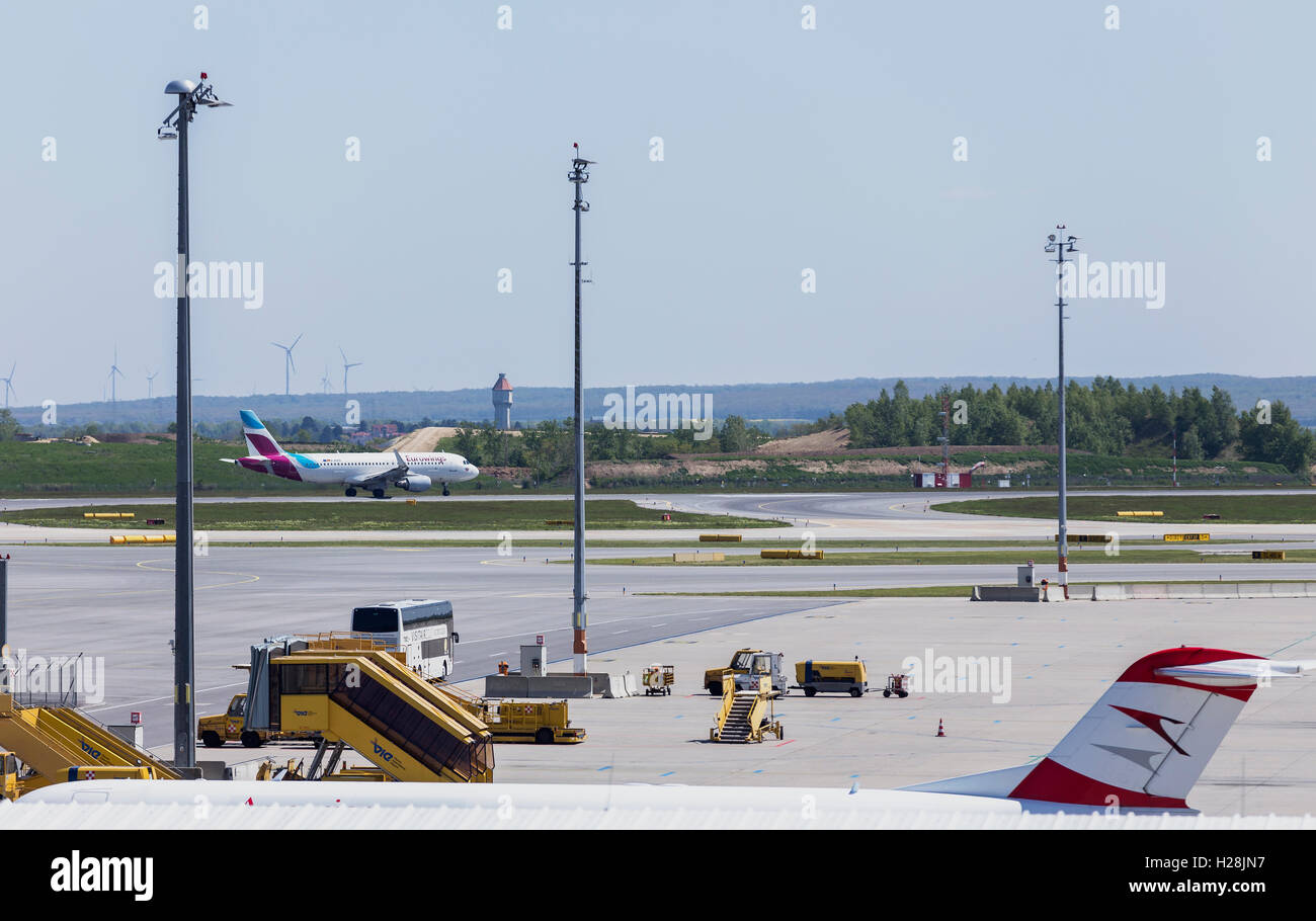 Plane leaving hi-res stock photography and images - Alamy