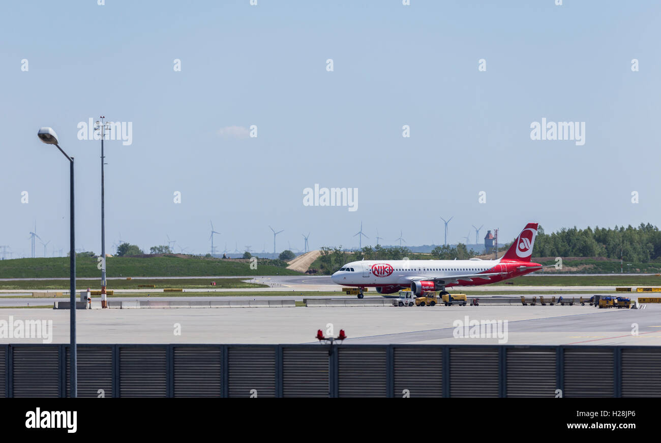 Plane moving hi-res stock photography and images - Alamy