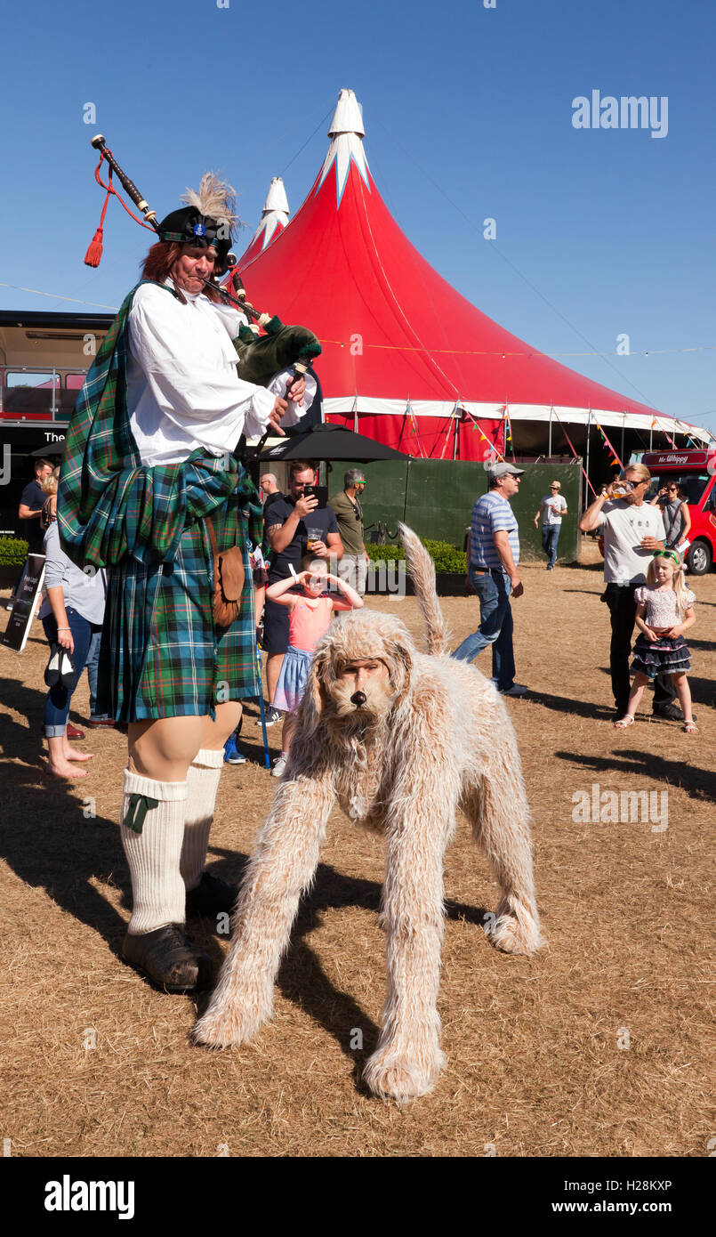 Big Rory, the Giant Scotsman and his faithful dog Ochie, amusing people ...