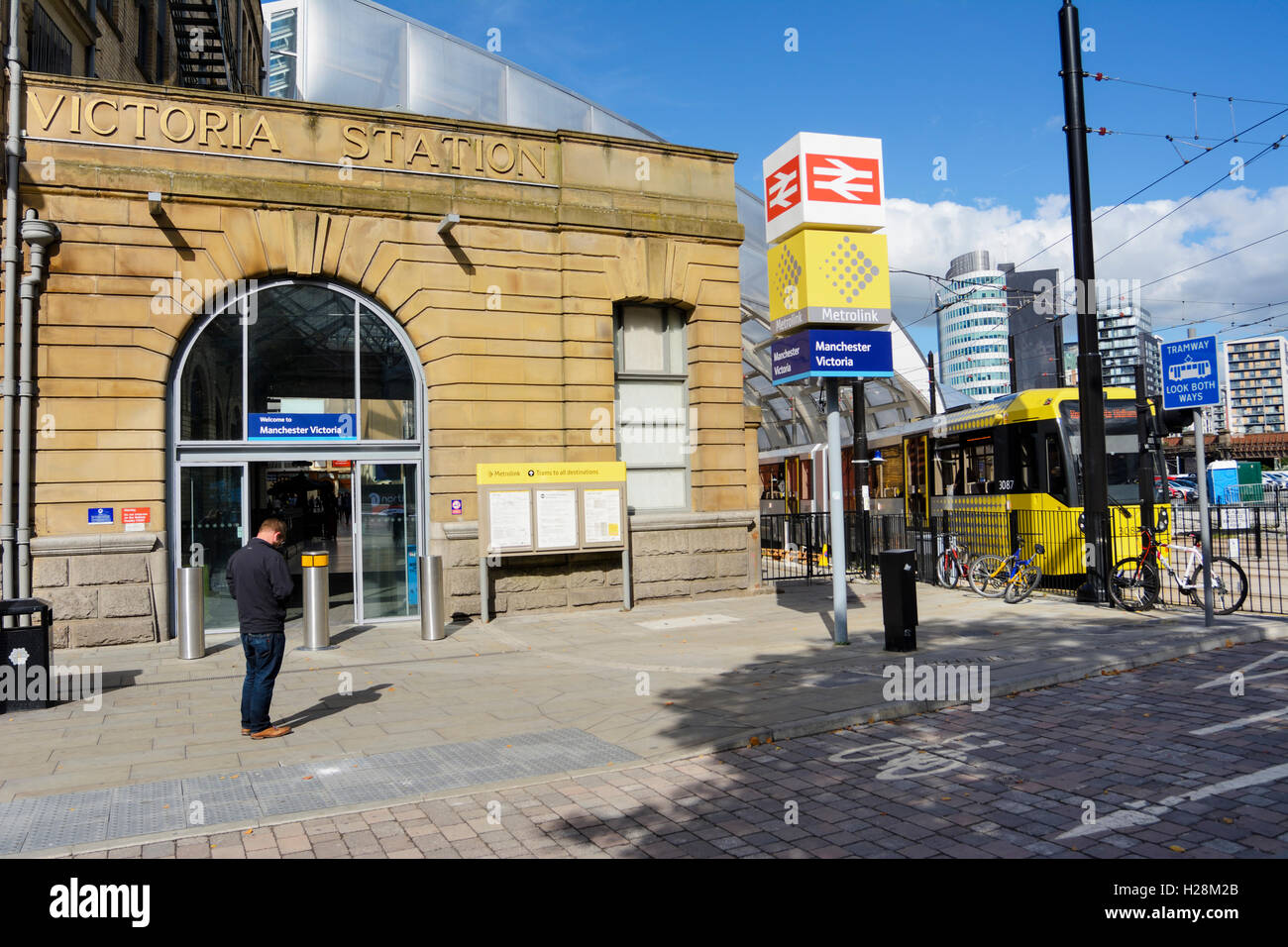 Victoria metro station hi-res stock photography and images - Alamy