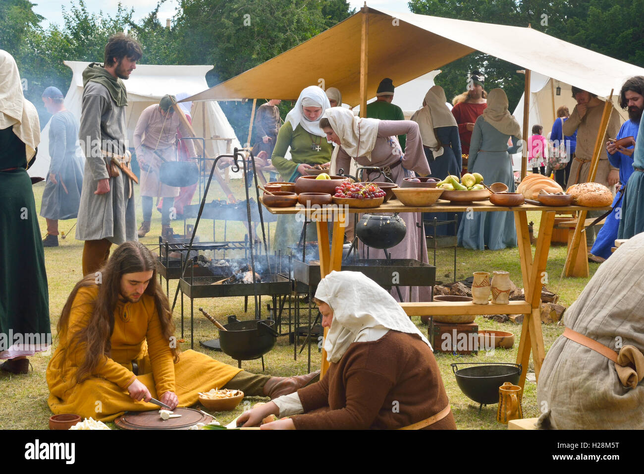 Historical Re-enactment group showing life in the 12th Century at The ...