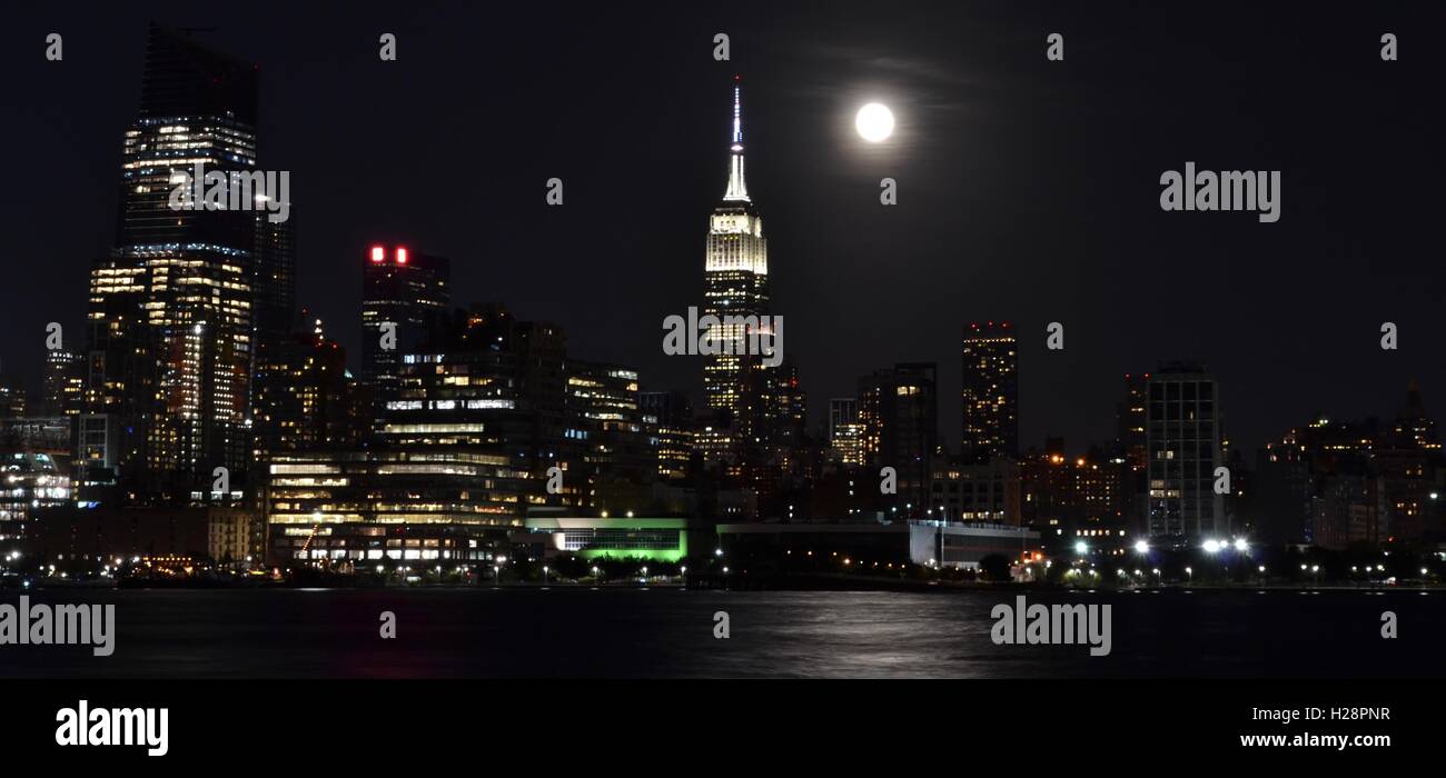 Nyc Moonrise High Resolution Stock Photography and Images - Alamy