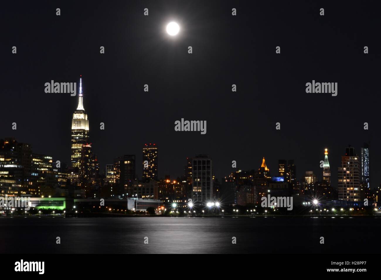 Nyc skyline at moonrise hi-res stock photography and images - Alamy