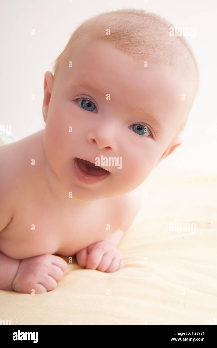 Bond little baby blue eyes lying down smiling Stock Photo - Alamy