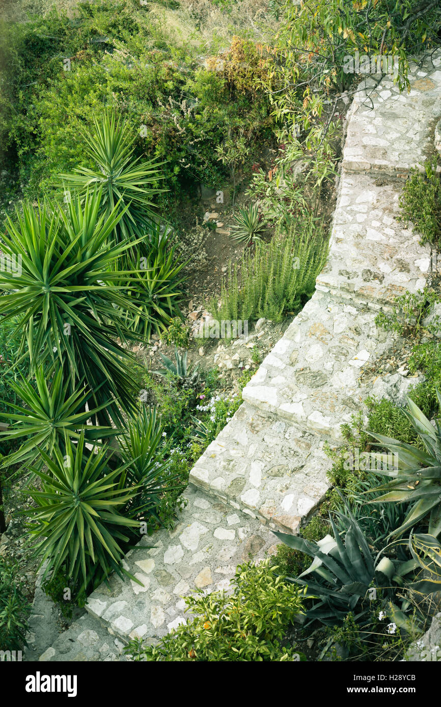 Descending downwards hi-res stock photography and images - Alamy