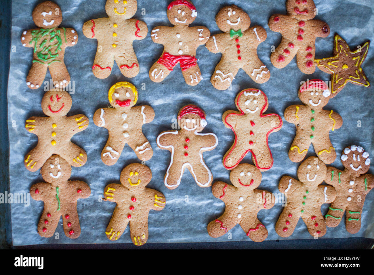 Raw gingerbread men with glaze on a baking sheet Stock Photo - Alamy