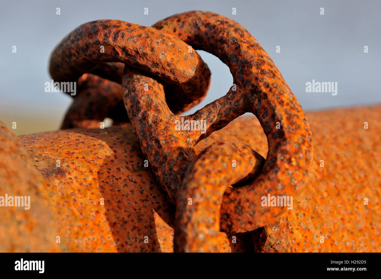 Closeup rusting chain hi-res stock photography and images - Alamy
