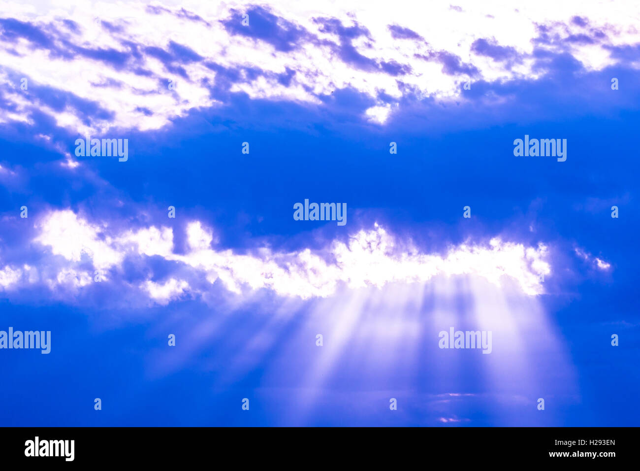 Sun beams of light shinning through the clouds Stock Photo - Alamy