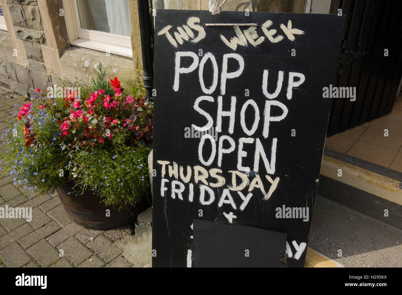 Pop up shop hi-res stock photography and images - Alamy