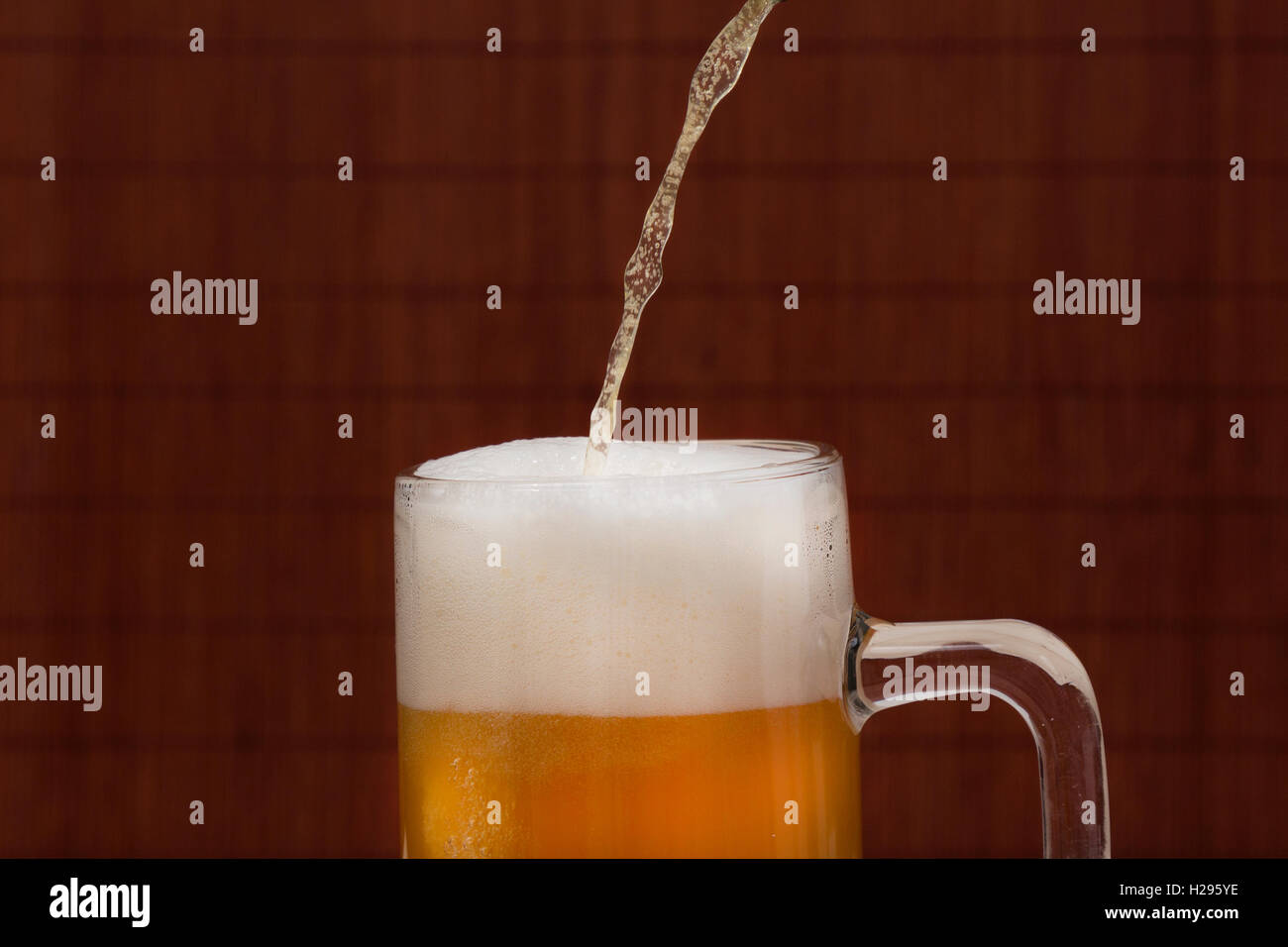 Beer pouring mug draught hi-res stock photography and images - Alamy