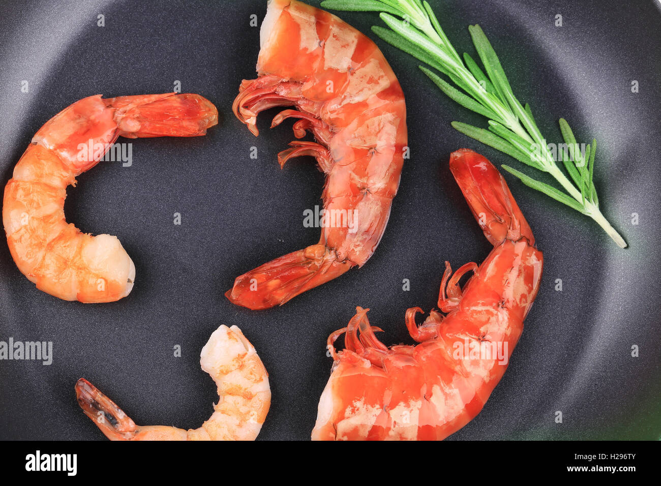 Cooked unshelled shrimps on frying pan Stock Photo - Alamy