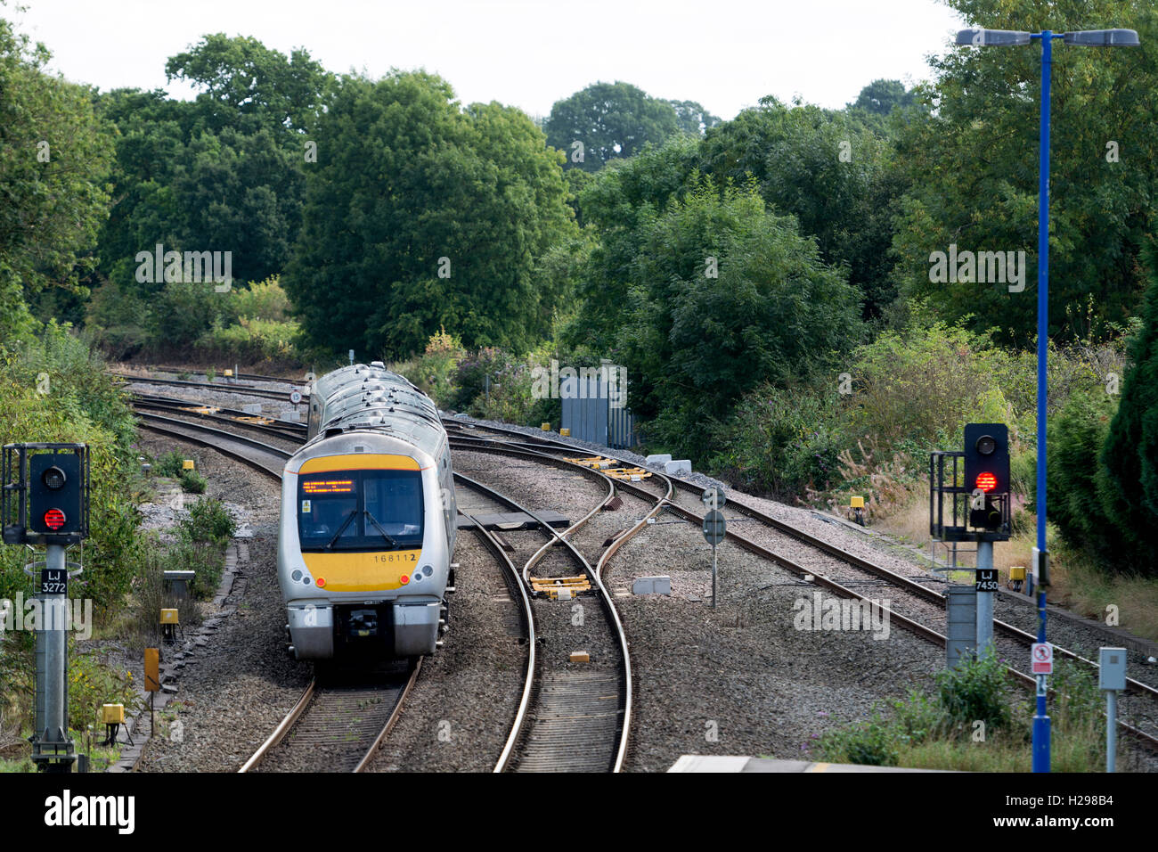 Class 168 Chiltern Railways diesel leaving Hatton station, Warwickshire ...