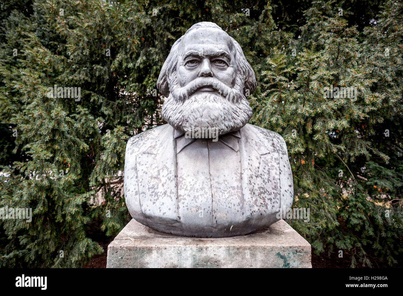 The bust of Karl Marx in Karl Marx Allee in Berlin Stock Photo - Alamy