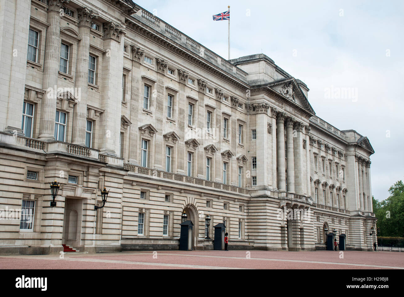 Buckingham Palace Wall High Resolution Stock Photography and Images - Alamy