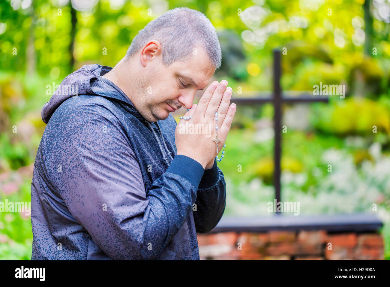 Christian, praying, outdoors hi-res stock photography and images - Alamy