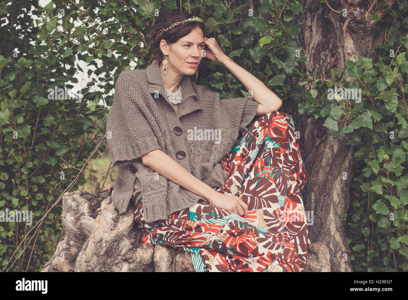 One woman sitting tree stump hi-res stock photography and images - Alamy
