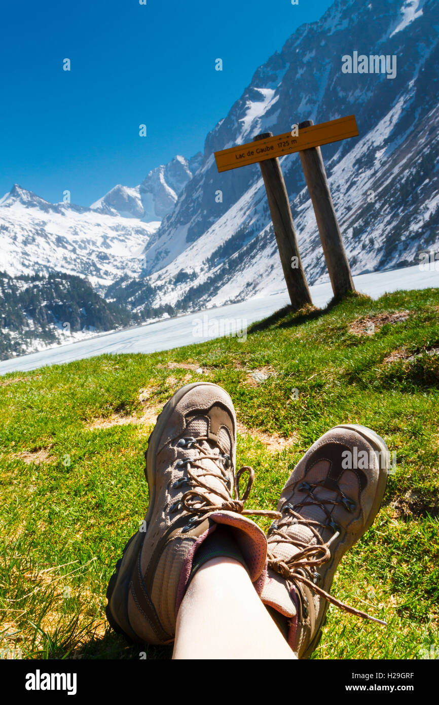 Hiker mountain lake lac hi-res stock photography and images - Alamy