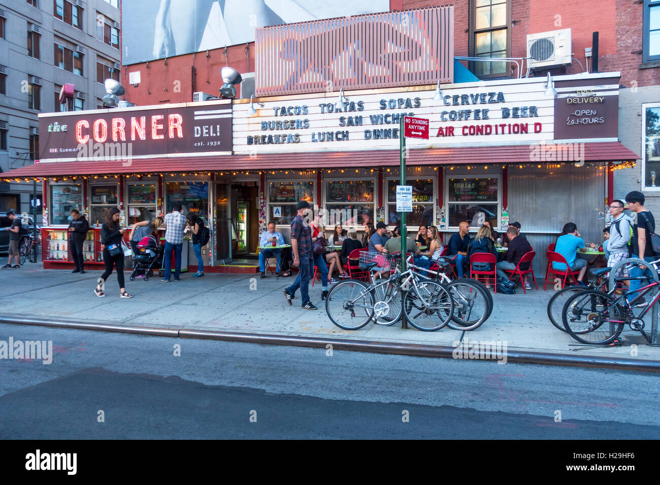 Corner deli new york hi-res stock photography and images - Alamy