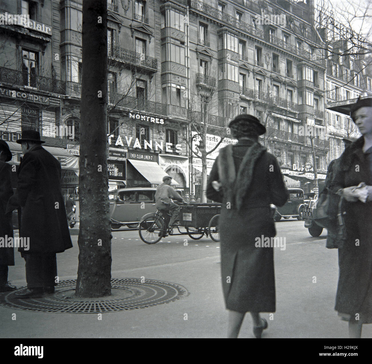 Paris 1930s hi-res stock photography and images - Alamy