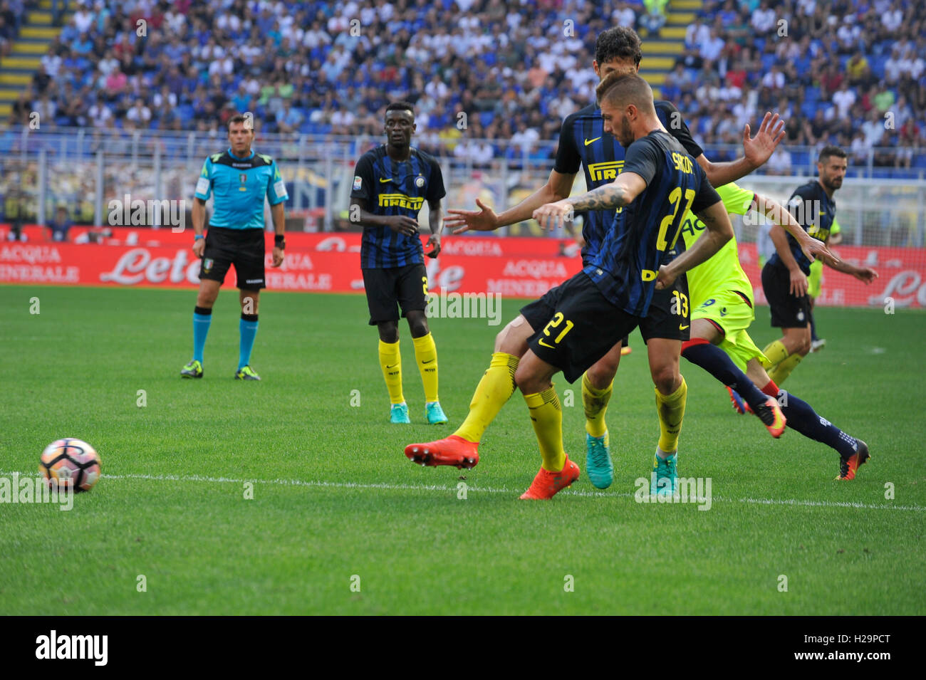 San Siro Stadium, Milan, Italy. 25th Sep, 2016. Davide Santon of inter ...